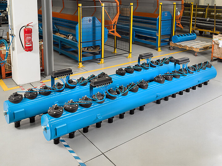 Header tank systems as complete solutions for dust collectors